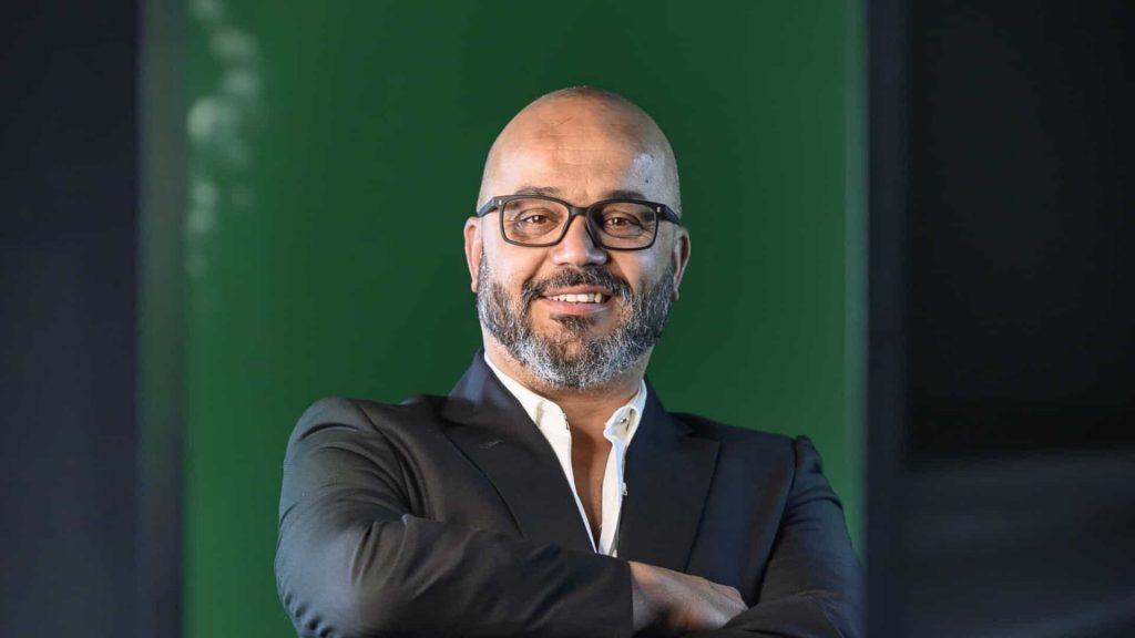 Fernando Rocha faz implante capilar e revela o antes e o depois